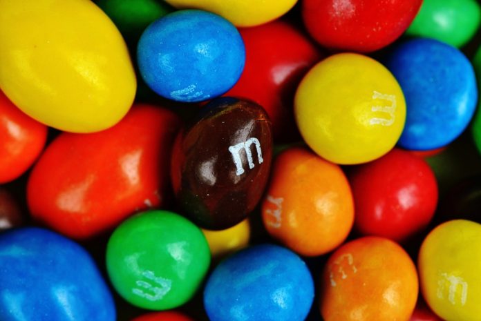 M&M's lanza personaje de color morado para representar "la aceptación y ...