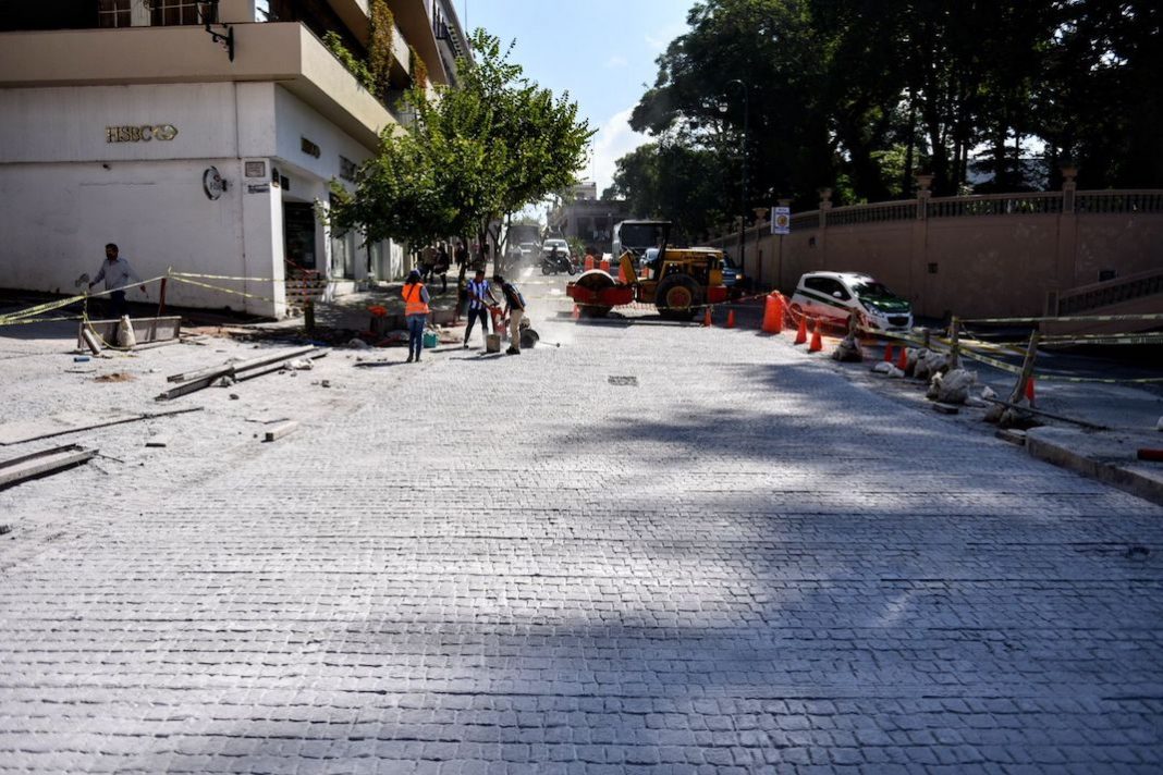 Avanzan trabajos de rehabilitación en la calle Clavijero | PalabrasClaras.mx
