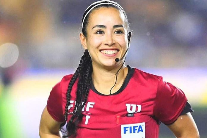 La árbitra Katia García es la primera mexicana que dirige un partido de ...